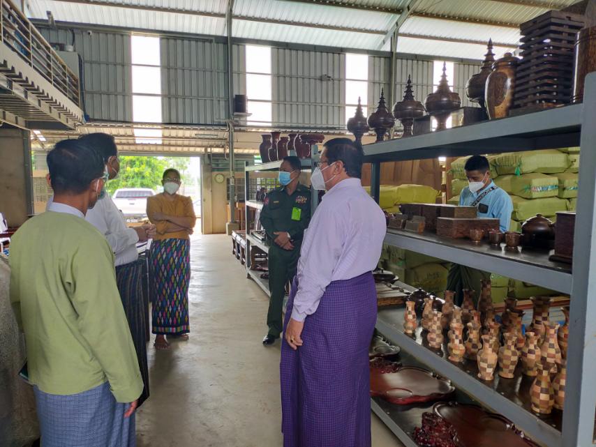 မကွေးတိုင်းဒေသကြီးအစိုးရအဖွဲ့၊ စီးပွားရေးရာဝန်ကြီး ဦးအောင်ချိန် ပခုက္ကူမြို့၌ ထန်းနှင့်သစ်အခ